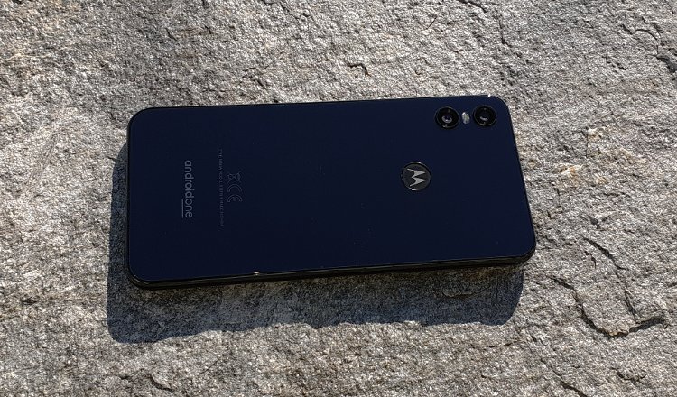 Motorola One review - Android One Smartphone